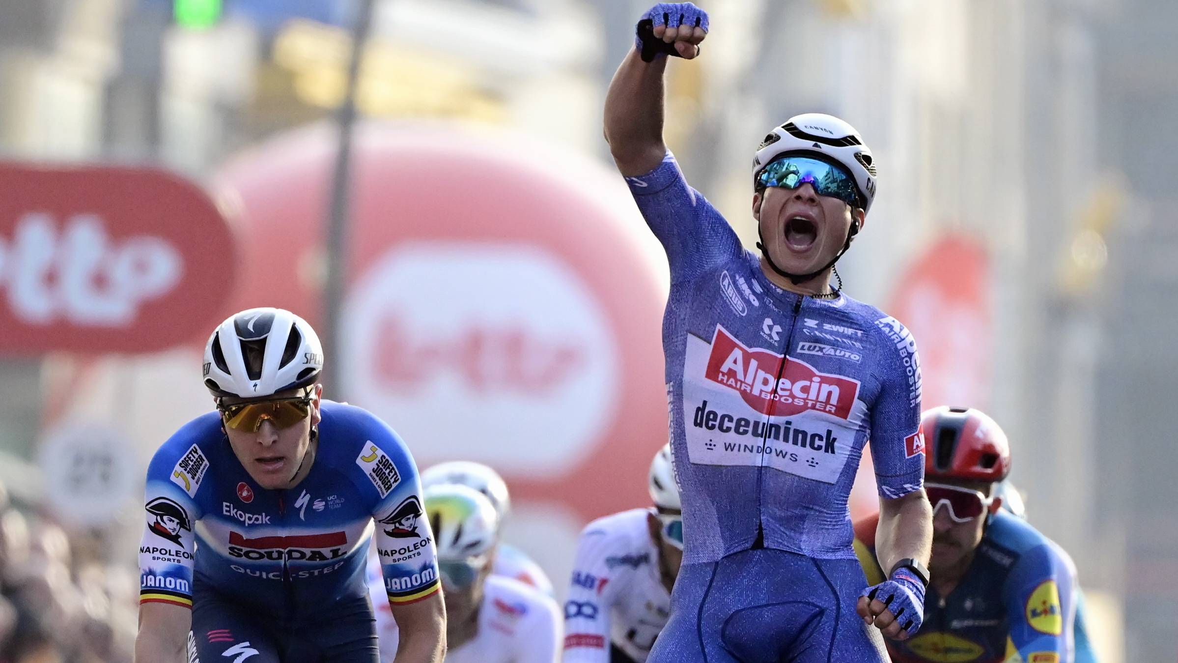 Jasper Philipsen klopt Merlier en volgt zichzelf op - Ronde van Brugge ...